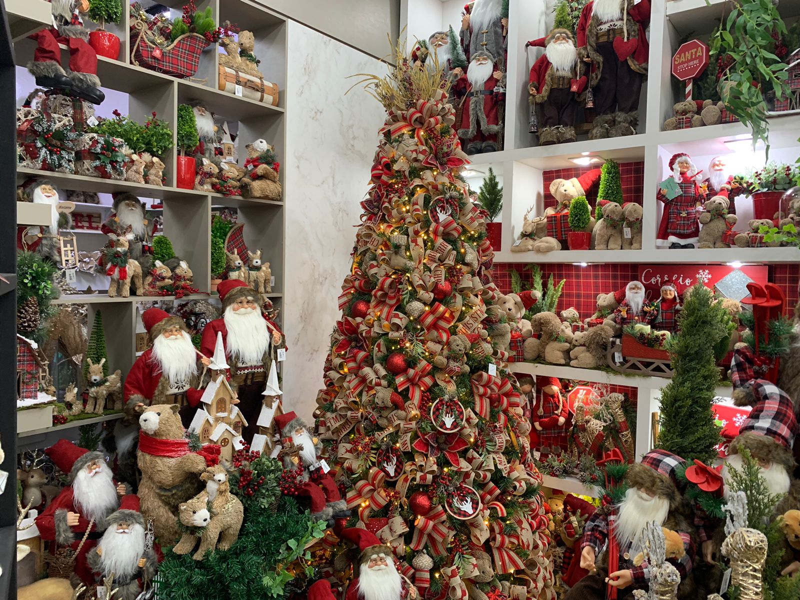 Vem vindo o Natal e a decoração já está nas lojas de Campo Grande